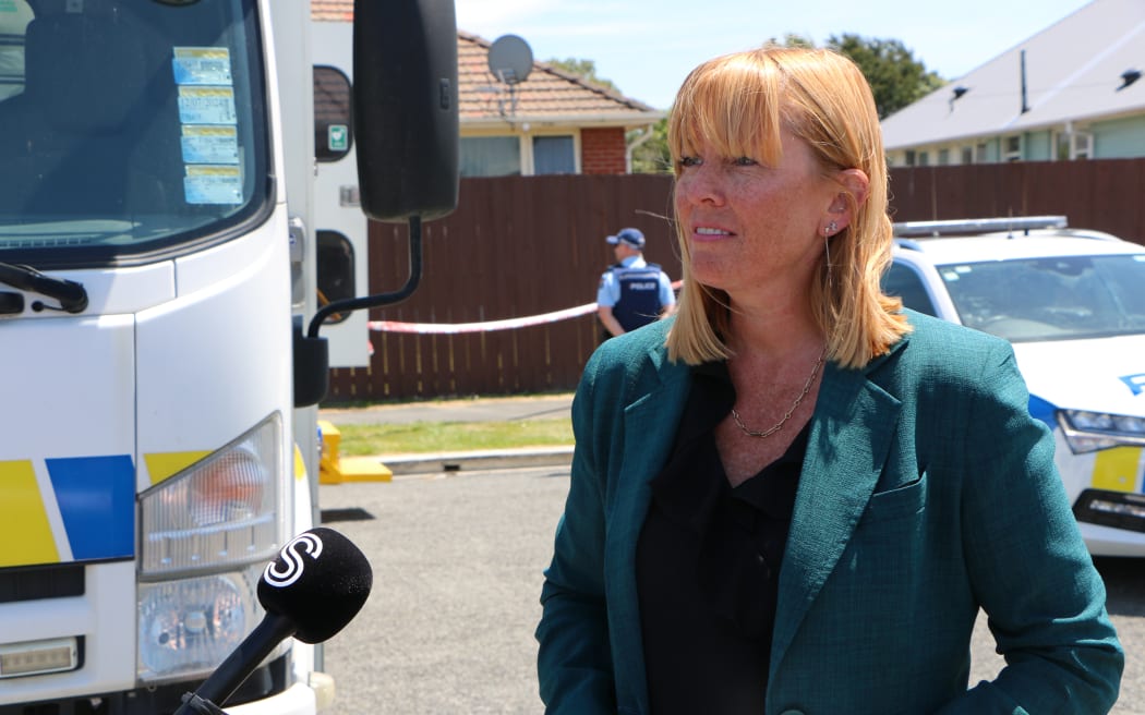 Police call for sightings of car after man found dead on road | RNZ News