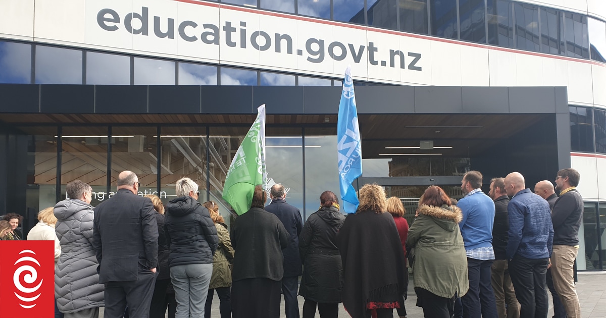Principals to boycott work with Education Ministry for six weeks | RNZ News