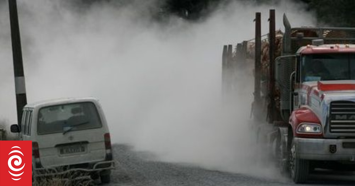 Council taking action over dusty roads | RNZ News