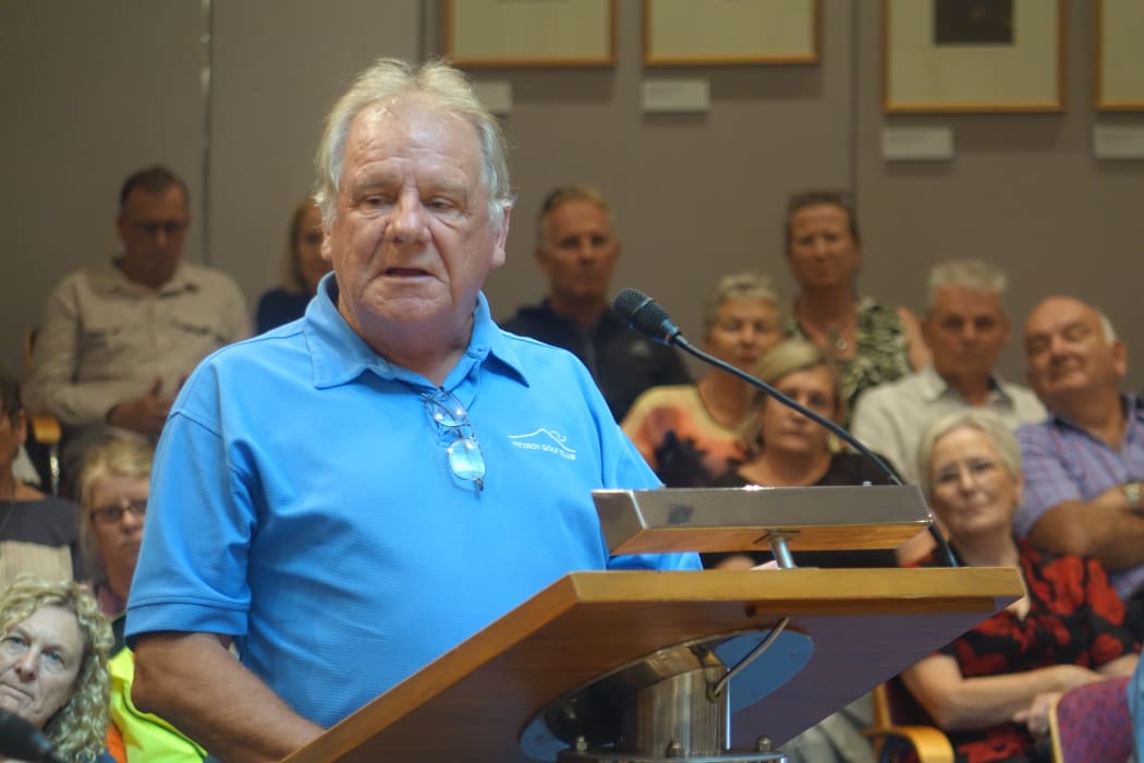 Golf club carve-up: 'Why sell the lungs of your city' | RNZ News