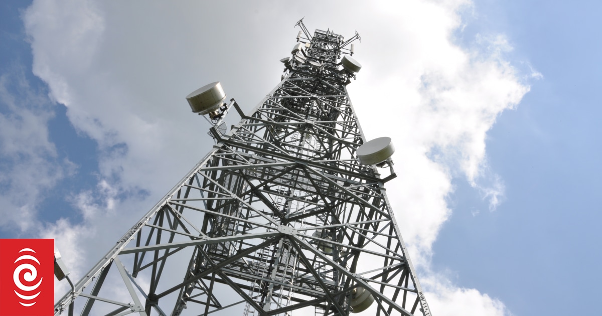 Bidders lining up for Vodafone, Spark cell phone towers | RNZ News