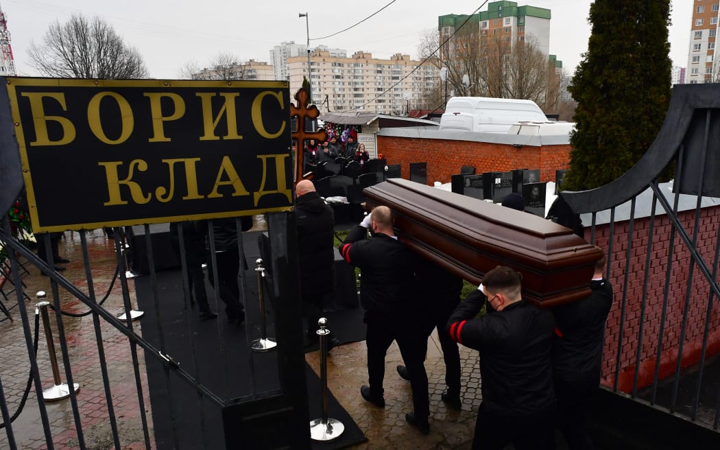 Alexei Navalny's parents bury their son as thousands chant his name ...