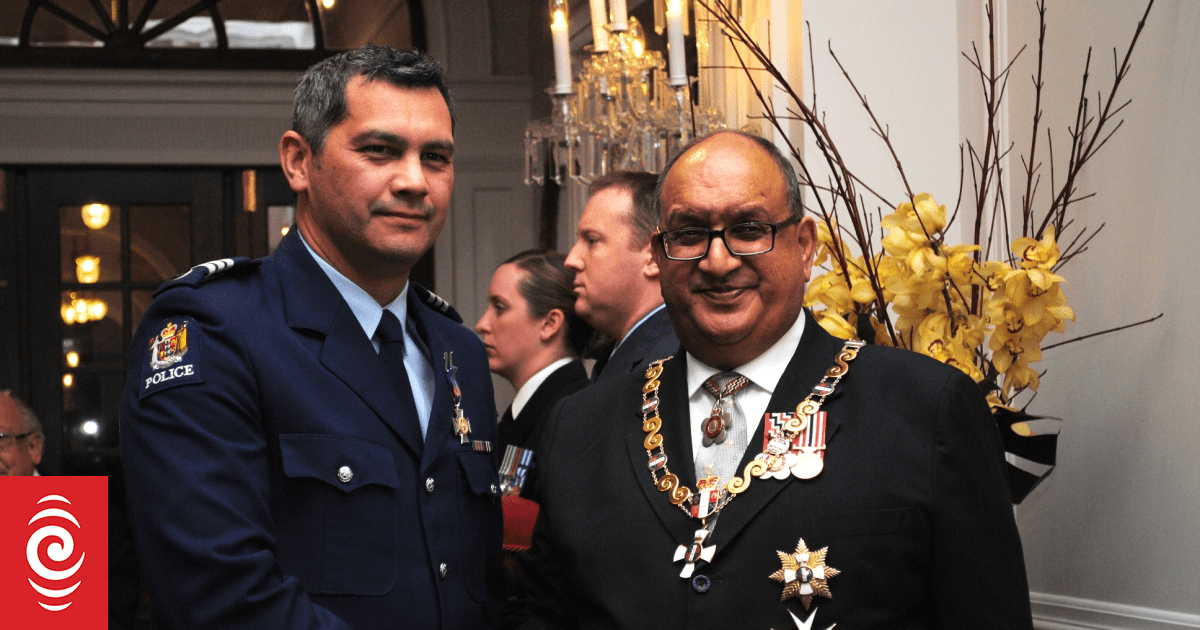 Police officer commended for bravery after rescuing family during ...