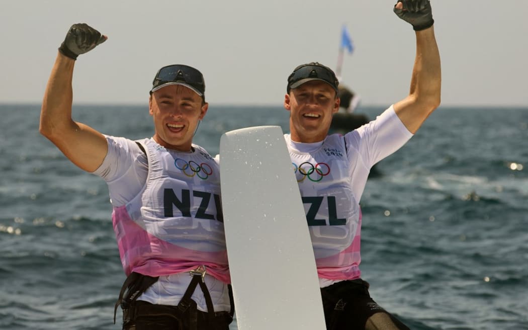 Olympics 2024: Sailors claim silver medal in men's 49er skiff | RNZ News