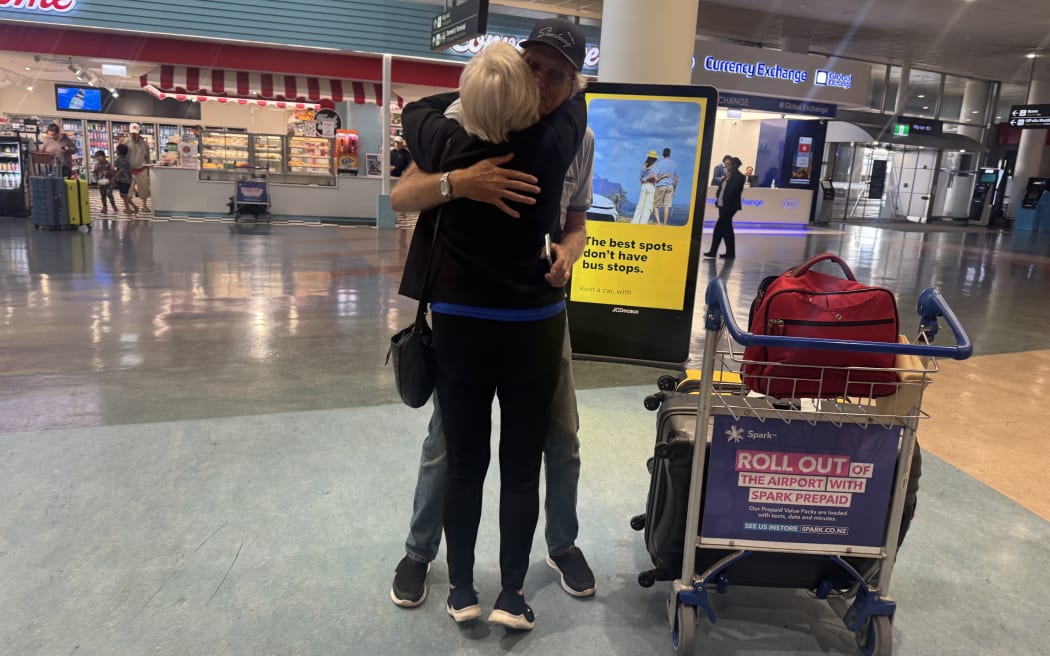 Applause at Auckland Airport as flight arrives from Dubai | RNZ News