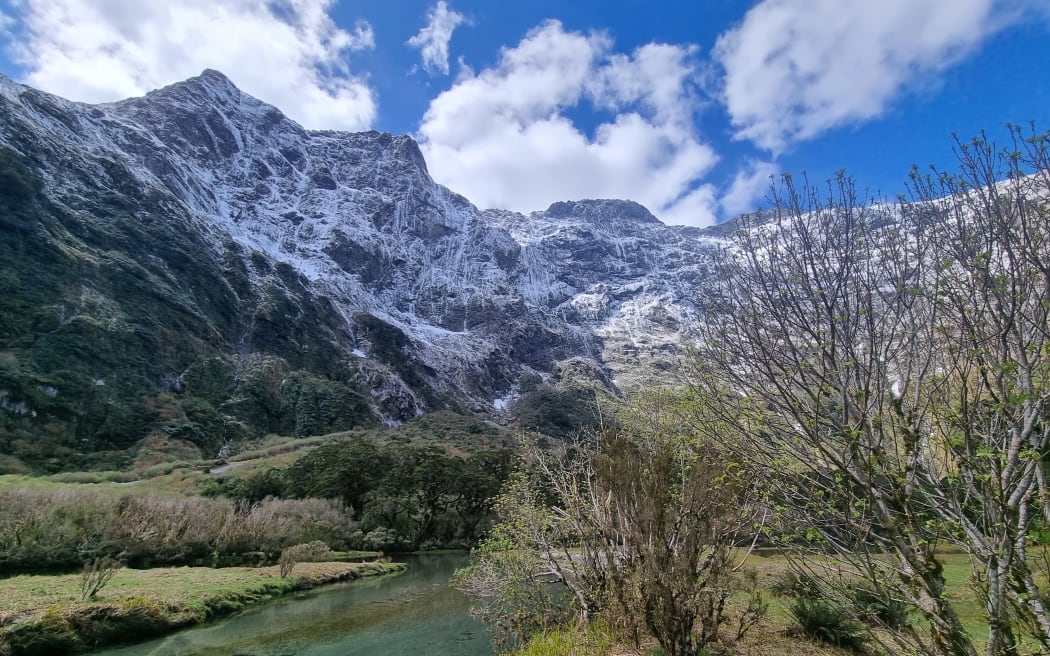 Thousands queue as Milford Track spots book out in minutes | RNZ News