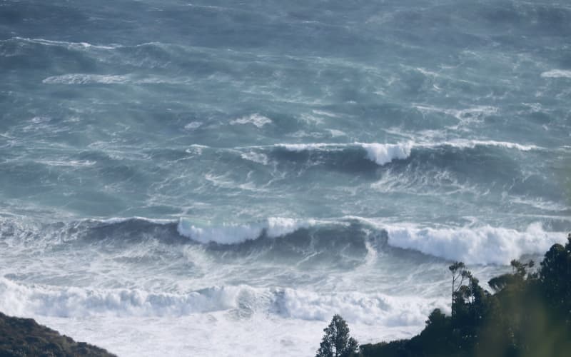 Swimmer dies at Auckland's Piha Beach after getting caught in a rip | RNZ