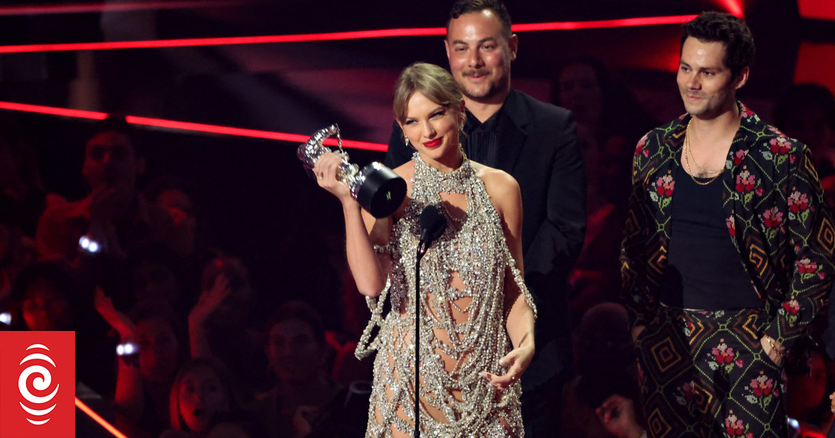 Taylor Swift wins top MTV video award, announces new album | RNZ News