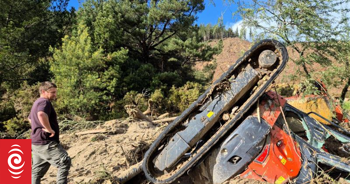 Uninsured $80,000 digger smashed in Tasman storm | RNZ News