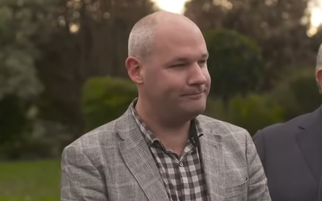 Andrew Falloon may be in distress, but that's no excuse for bad ...