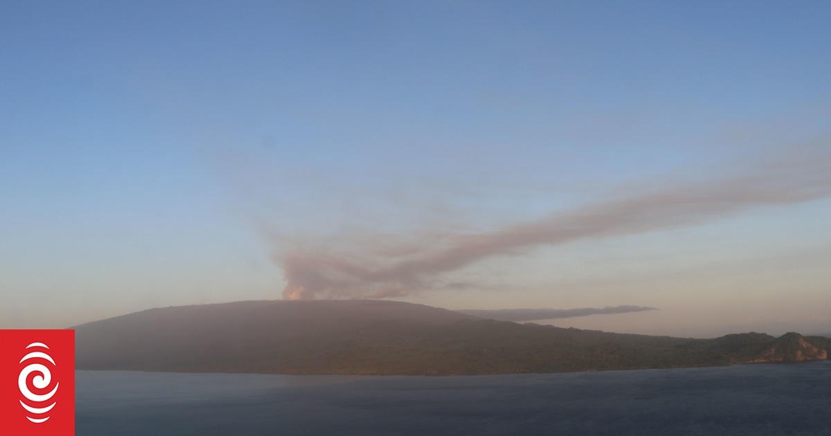 Large ash falls and acid rain from Vanuatu volcano | RNZ News