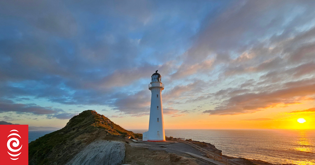 Community rallies behind Castlepoint Hotel after liquor licence lost | RNZ News