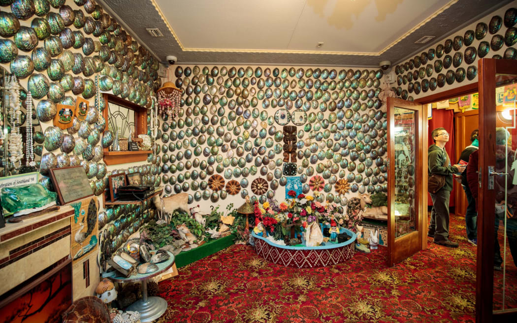 Kiwiana icon Pāua shell house goes digital | RNZ