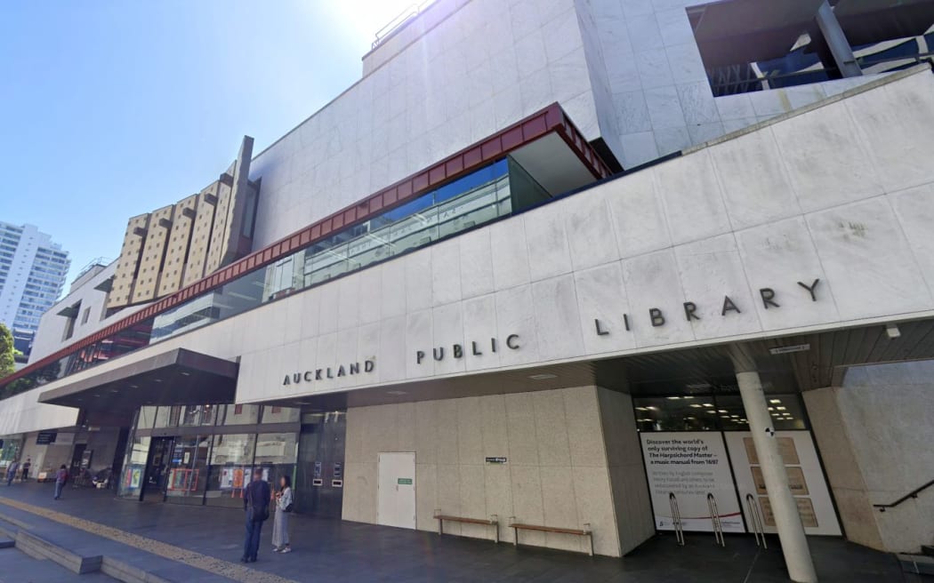 Aucklanders speak up for libraries in face of budget cuts | RNZ