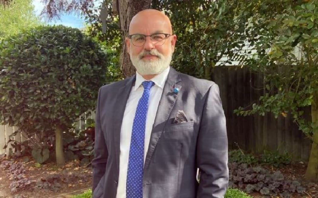 Vaping epidemic prompts cameras in school | RNZ News