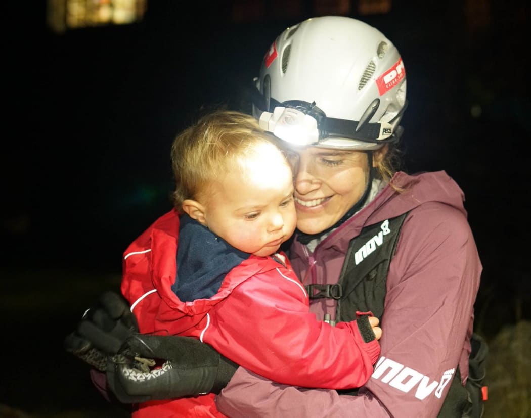 Breastfeeding mum Jasmin Paris smashes ultra running race record | RNZ News