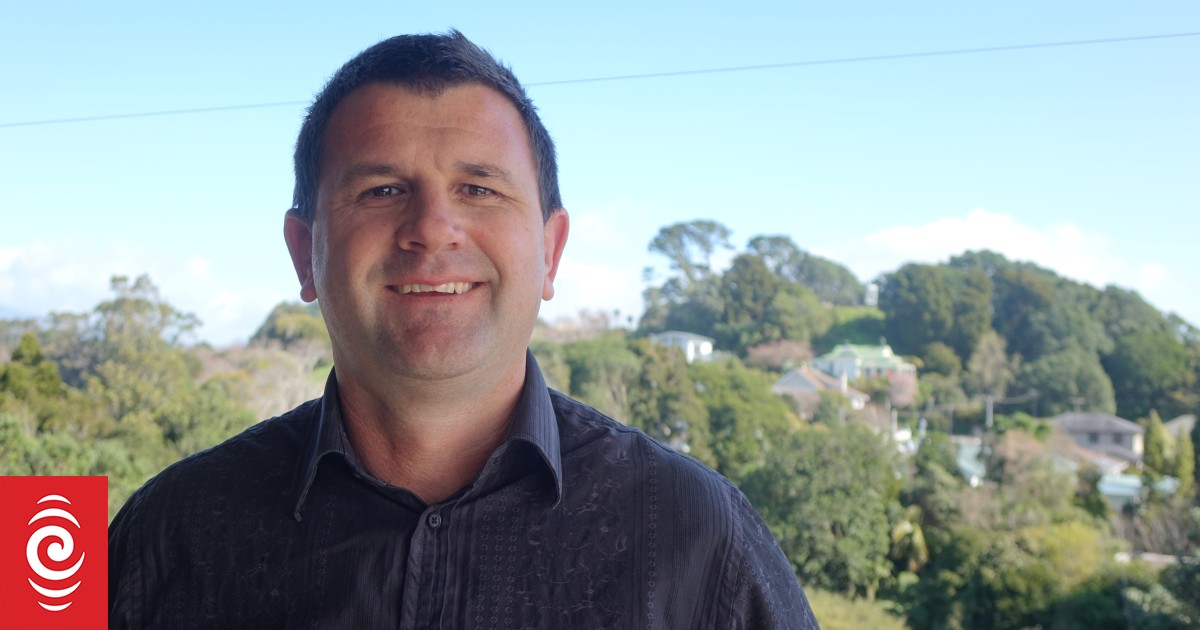 Bookmarks with New Plymouth Mayor Neil Holdom | RNZ