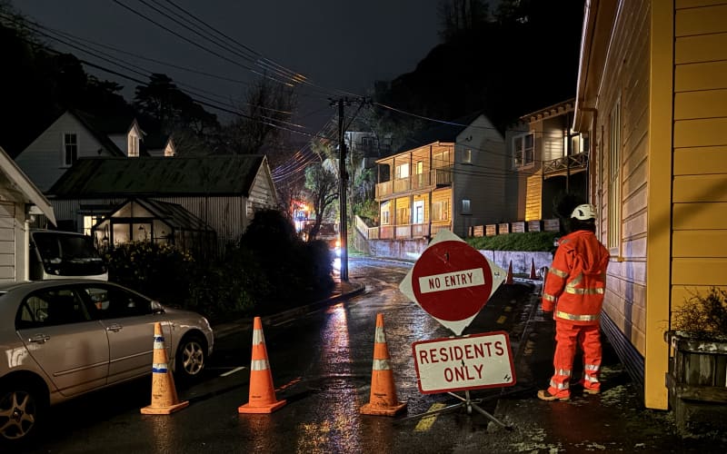 Earmuffs over headphones: Holloway Road residents try to escape noise | RNZ