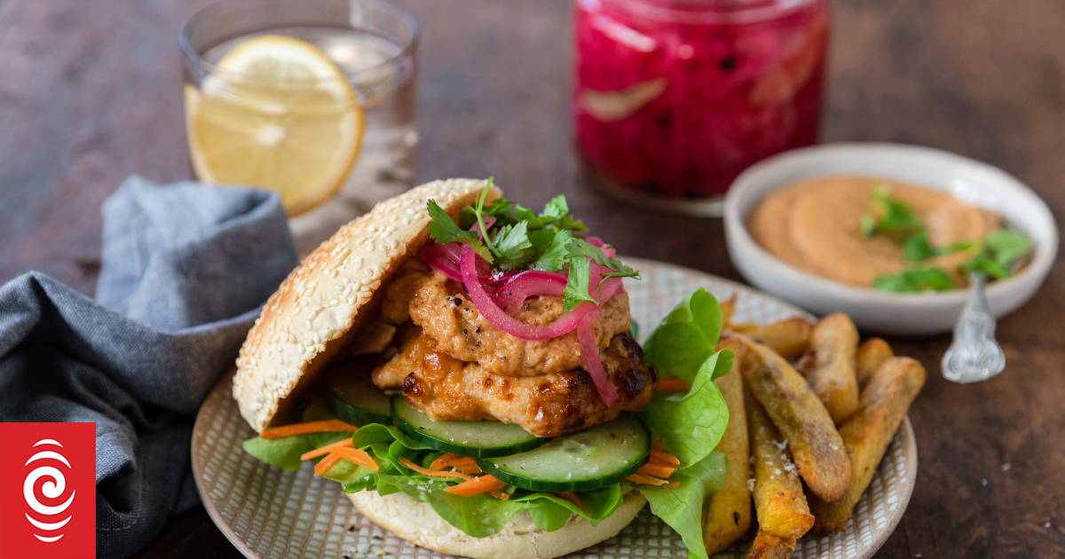 Easy Eats: Satay Chicken Burgers recipe | RNZ