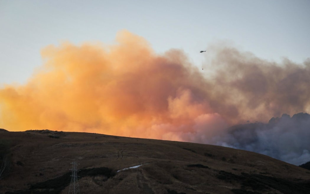 In pictures: Port Hills fire spreads for second day | RNZ News