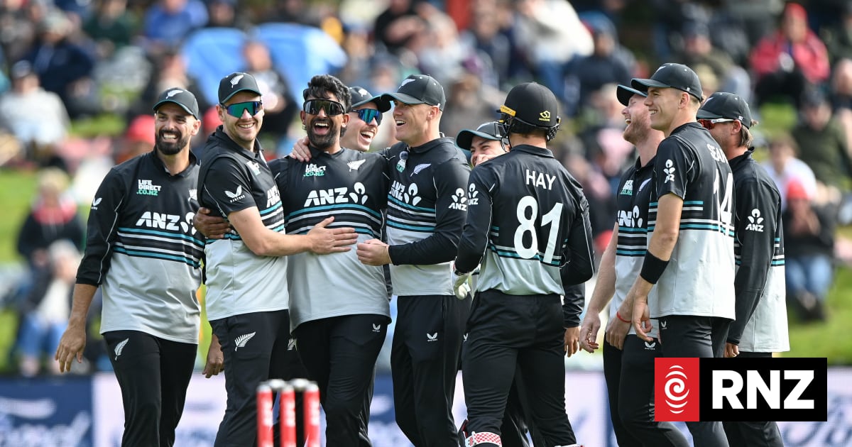 Cricket recap: Black Caps overcome Pakistan in 10 overs | RNZ