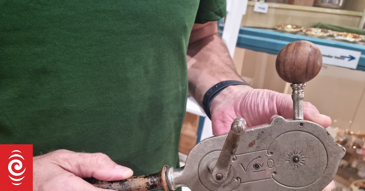 Victorian-era vibrator causes a buzz at a Nelson charity shop | RNZ News