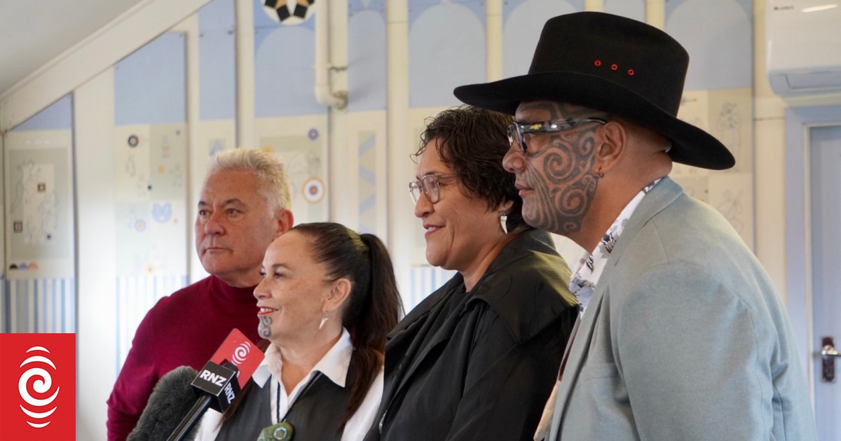 Political defection takes media by surprise | RNZ