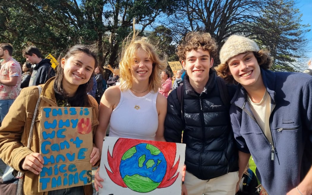 In photos: Hundreds of climate advocates march to parliament | RNZ News