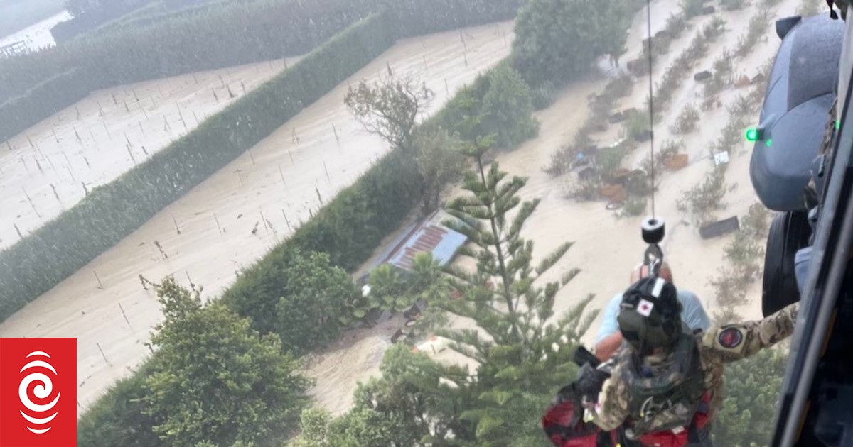 Cyclone Gabrielle: Helicopter pilot describes daring roof top rescues ...