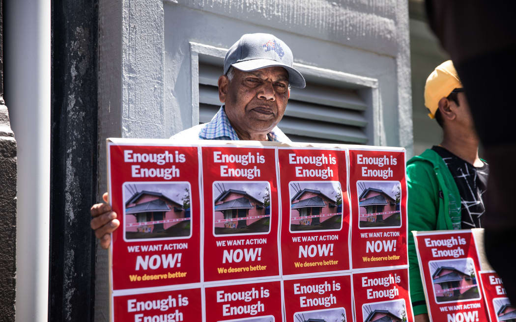 Dairy owners protest for tougher punishment of offenders | RNZ