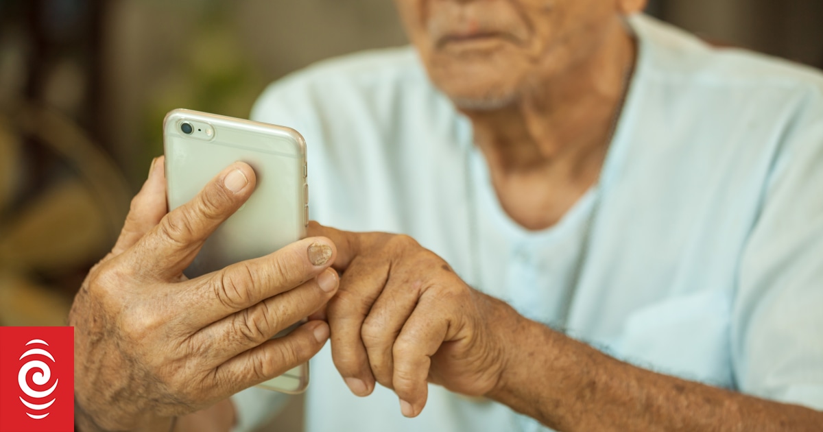 SuperGold card changes to benefit tech-savvy seniors | RNZ News