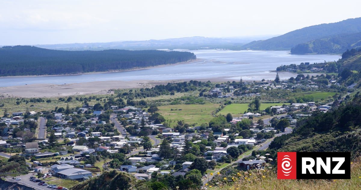 One dead after water rescue at Port Waikato | RNZ
