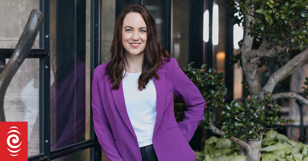 PayWaving goodbye to cash? Not so fast, expert says | RNZ
