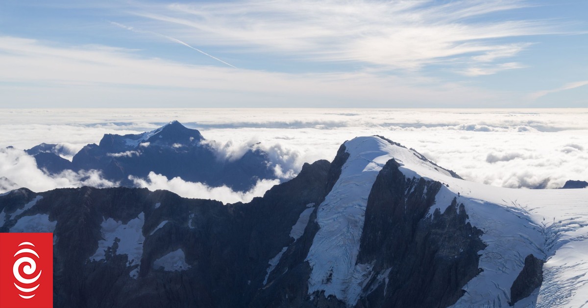 Rescuers hold grave concerns for missing Australian climber | RNZ News