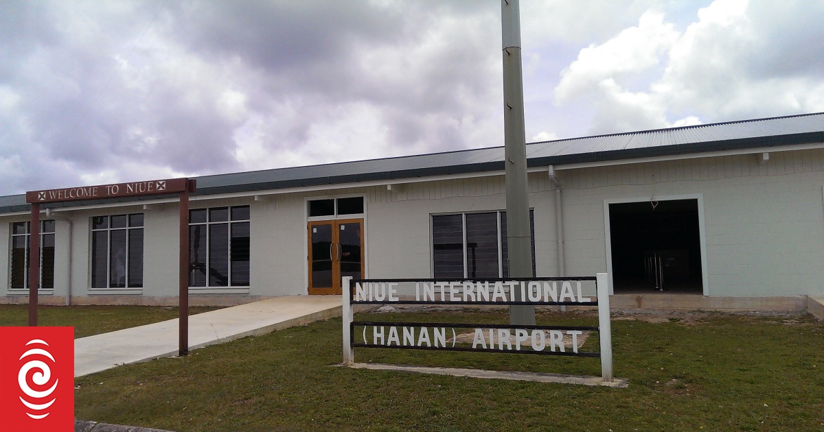 Passengers give up seats to others as Niue-NZ flights lack capacity ...