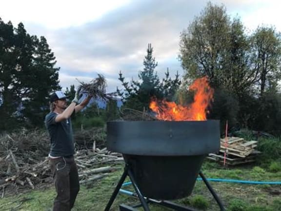 Making soil the superhero and hot and cold composting | RNZ