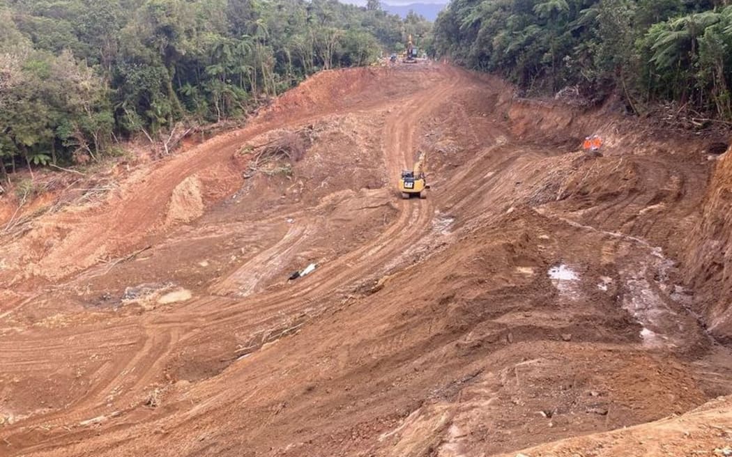 Drilling rigs in place to deal with massive slip on SH25A in Coromandel ...