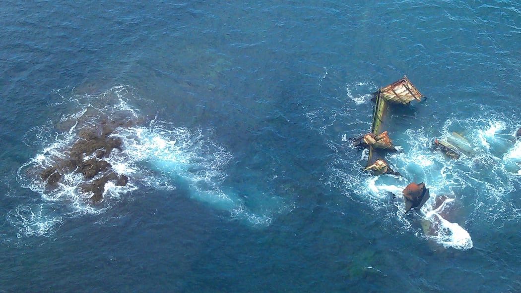 Mayor says communication lacking after Rena grounding | RNZ News