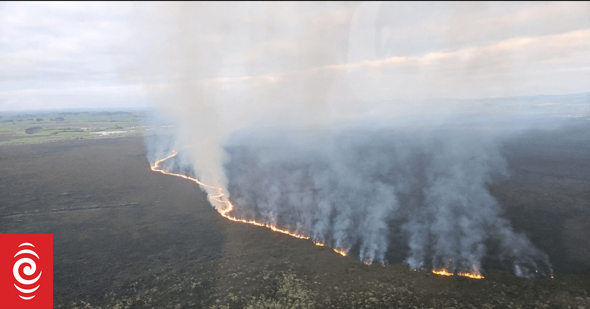 Large scrub fire at Waikato wetlands 'under control' | RNZ News