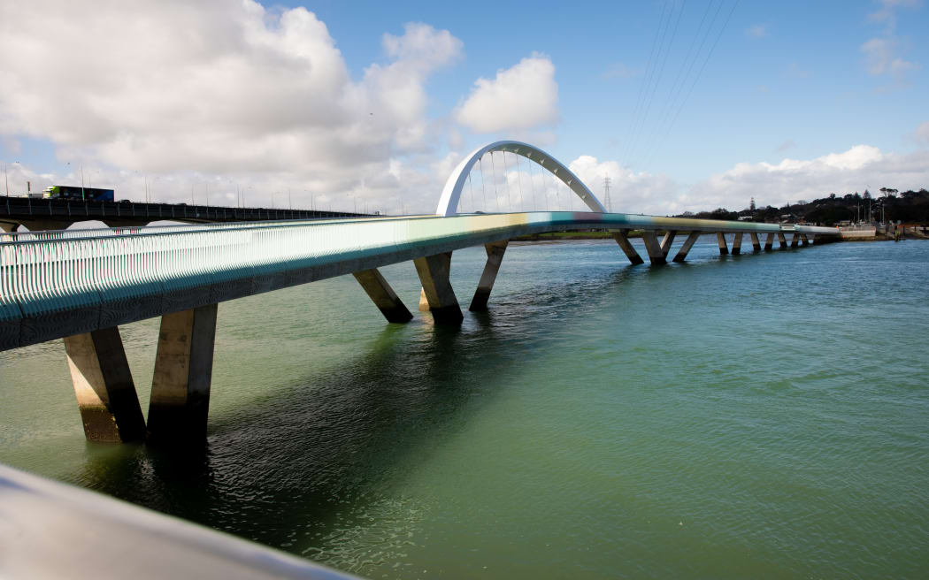 Shining new Ngā Hau Māngere bridge opens to public | RNZ