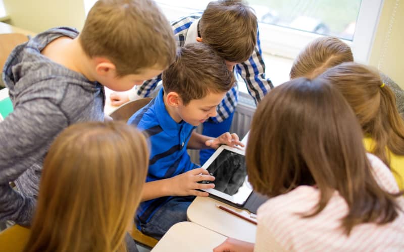Govt reviews six contracts for new charter schools | RNZ