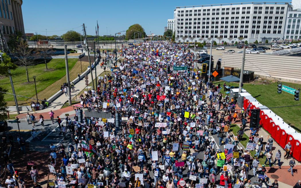 Anti-Trump rallies pop up in thousands of US cities for 'No Kings ...