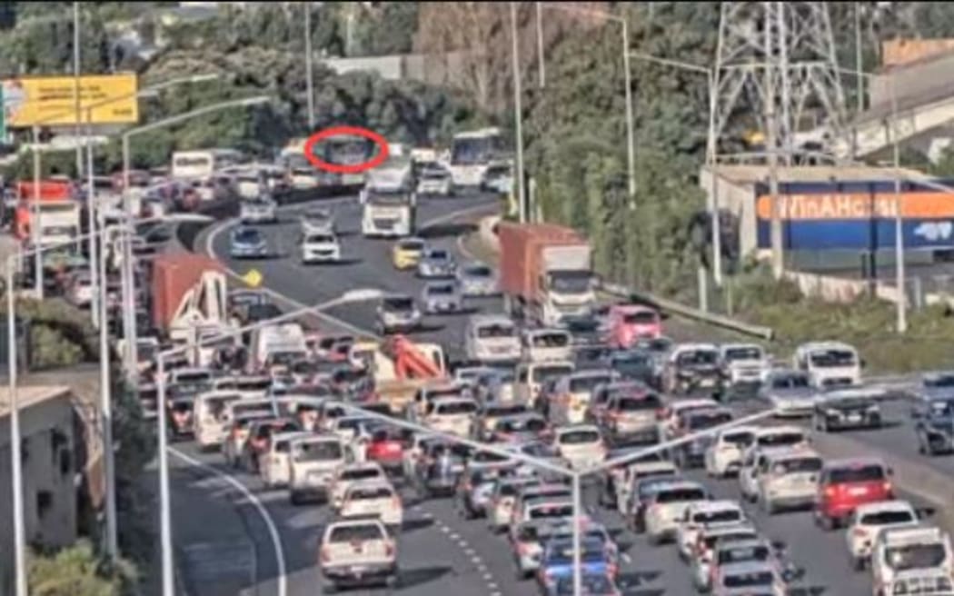 Auckland's Southern Motorway has lanes closed after crash | RNZ News