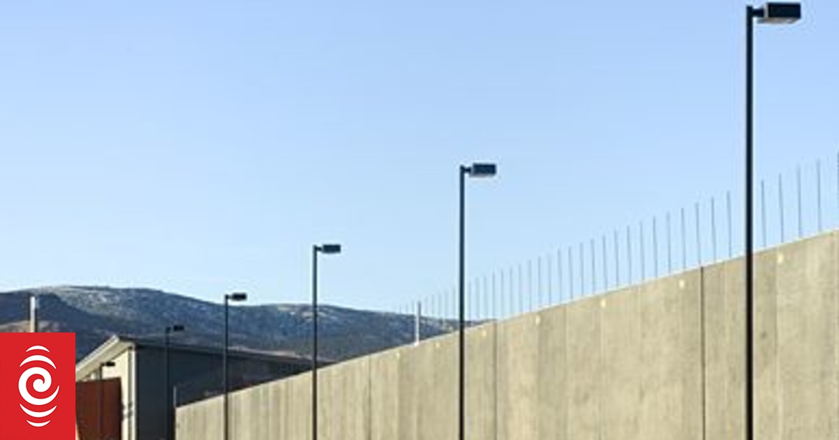 Prisoner comes down from Otago jail roof | RNZ News