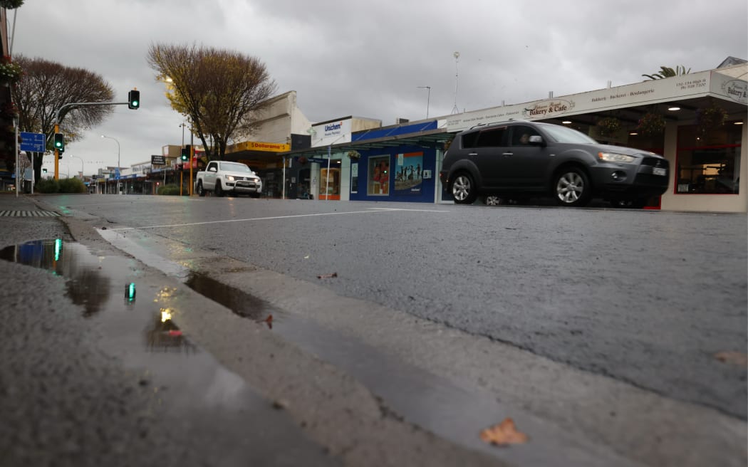 Heavy rain and road closures hit holiday travellers | RNZ News