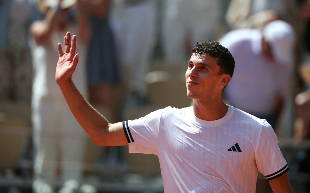 Tennis: Jannik Sinner beaten in French Open second round | RNZ News