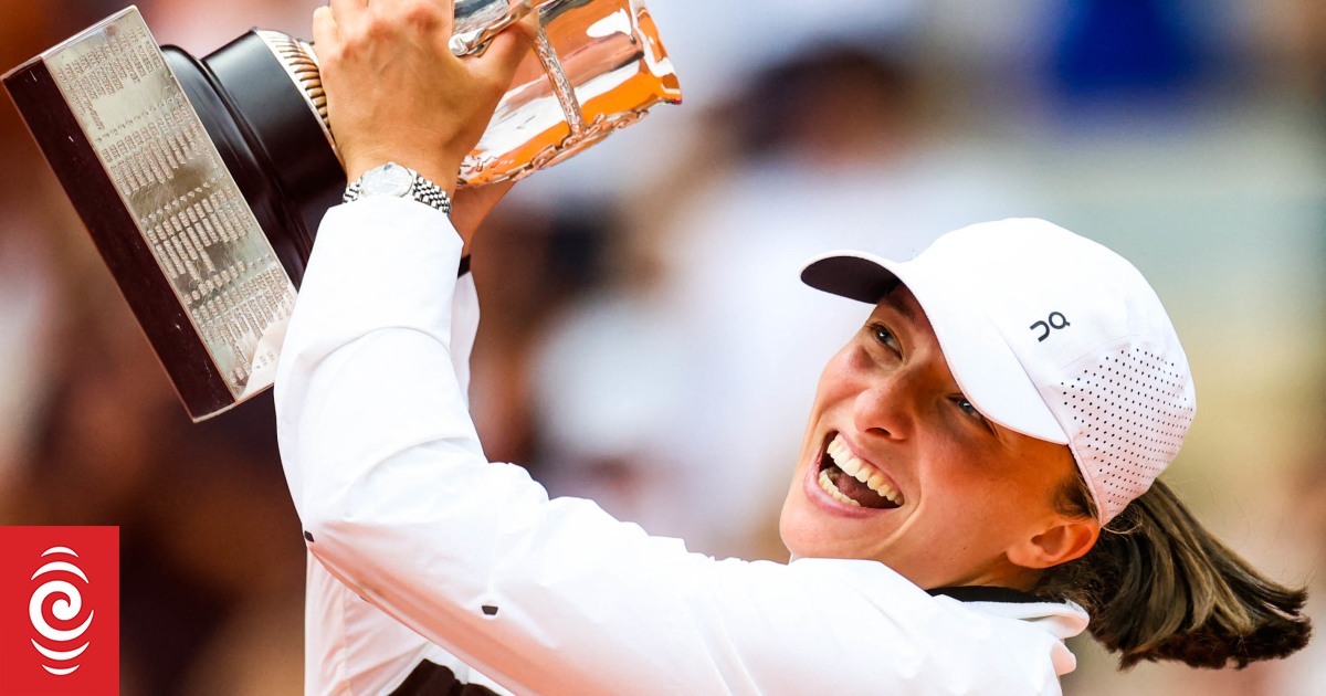 Swiatek reigns supreme at French Open by quelling Muchova | RNZ News