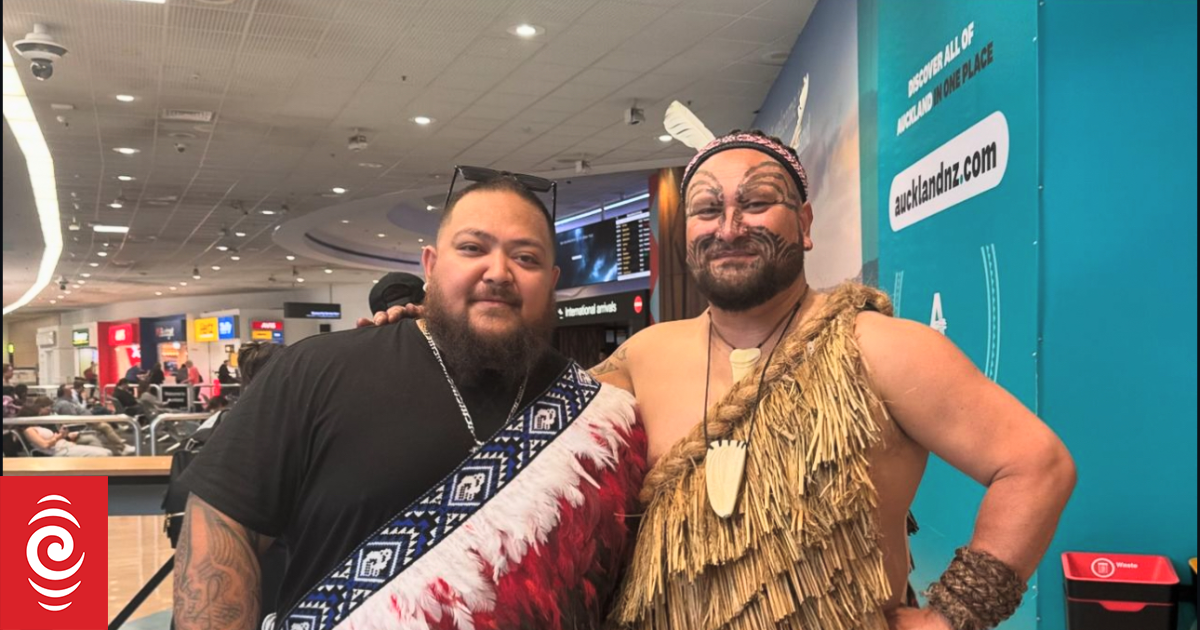 Spawnbreezie 'humbled' by korowai gift and welcome to Aotearoa | RNZ News