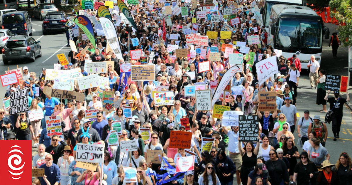 Teachers take to the streets as thousands go on strike nationwide | RNZ ...