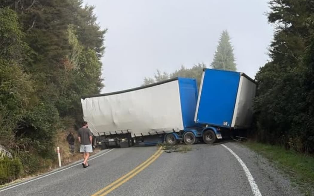 SH6 south of Murchison closed for hours after truck crash | RNZ News
